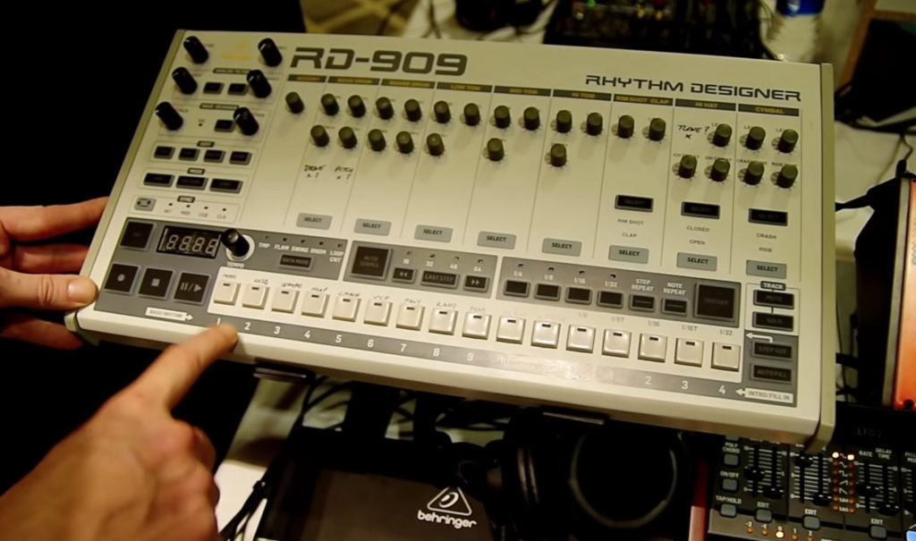 909-Day: Behringer teasert neuen Klassiker-Klon + Video - DJ LAB