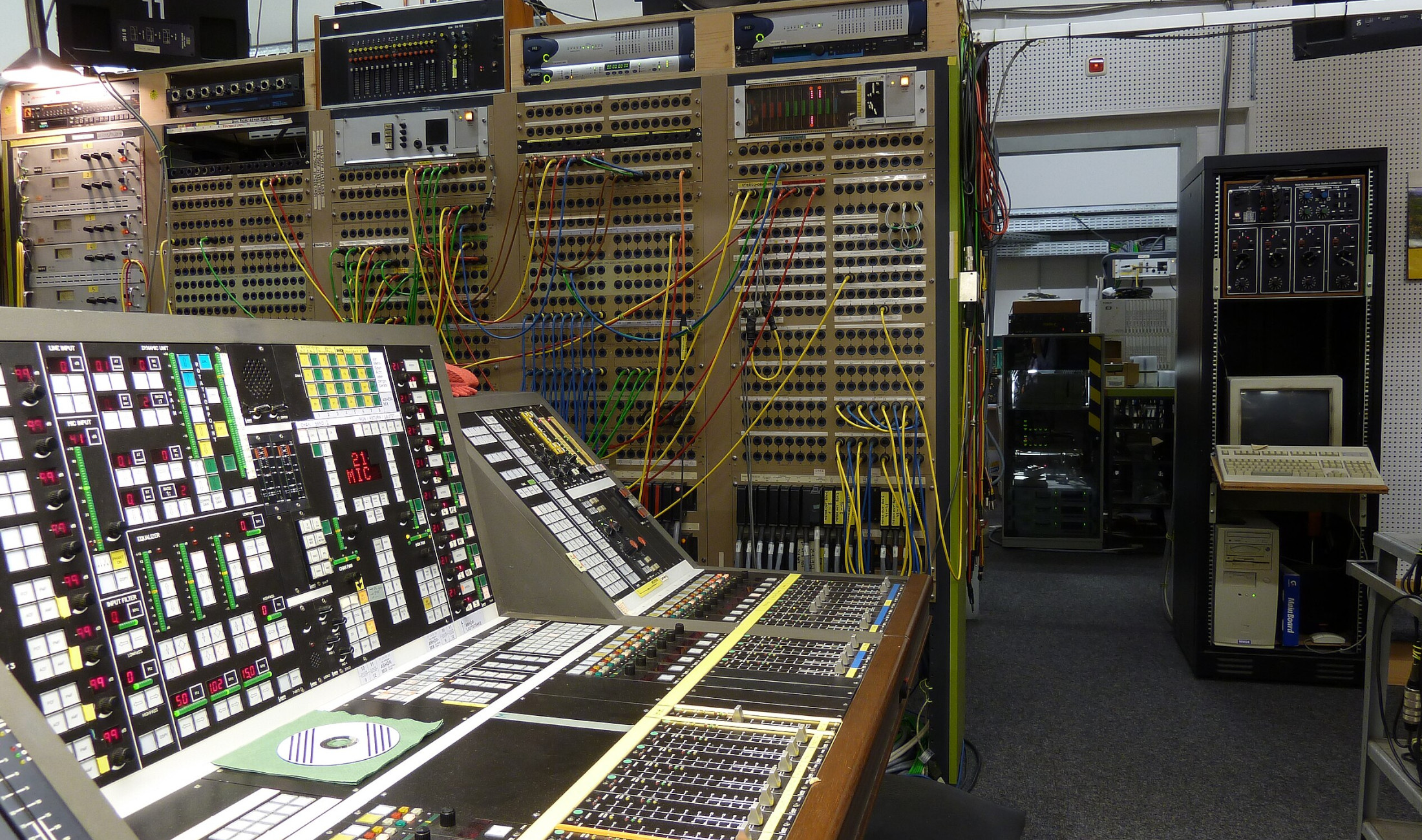 Köln: Stadt übernimmt das historische Studio für elektronische Musik ...